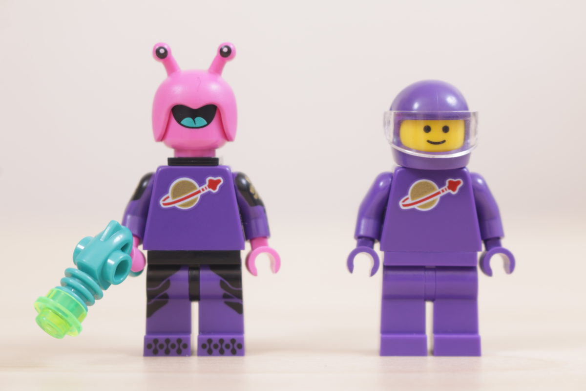 How to build a purple LEGO Classic Space astronaut in 2022