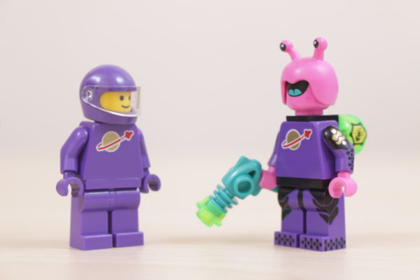 How to build a purple LEGO Classic Space astronaut in 2022
