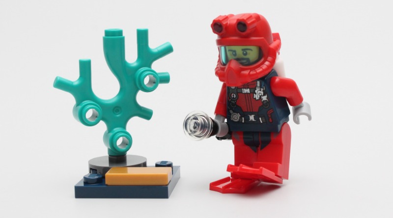 Closer look at the LEGO CITY magazine's free deep sea diver minifigure