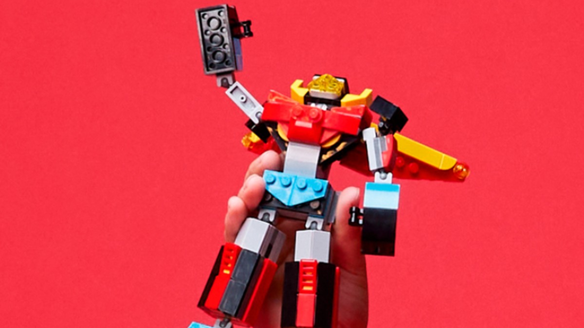 LEGO designer treats 31124 Super Robot to a mecha makeover