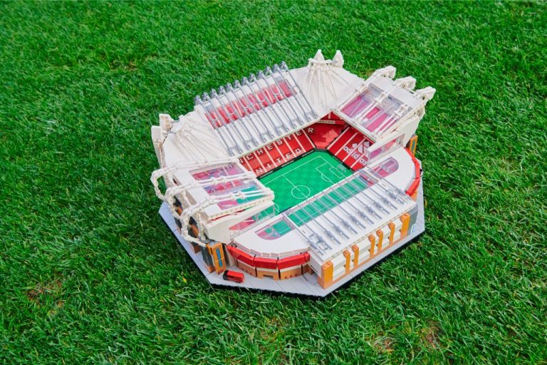 LEGO Creator Expert 10272 Old Trafford – Manchester United visits the ...