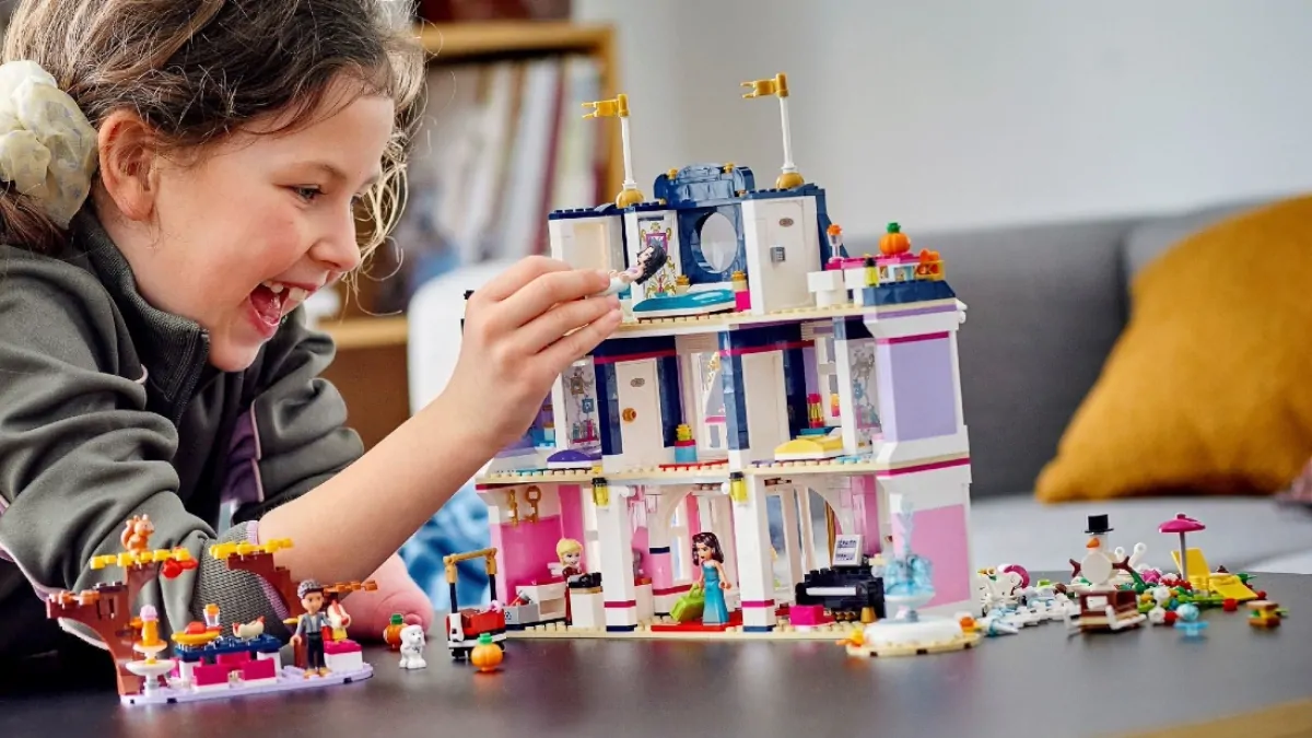 Save 20% on LEGO Friends 41684 Heartlake City Grand Hotel