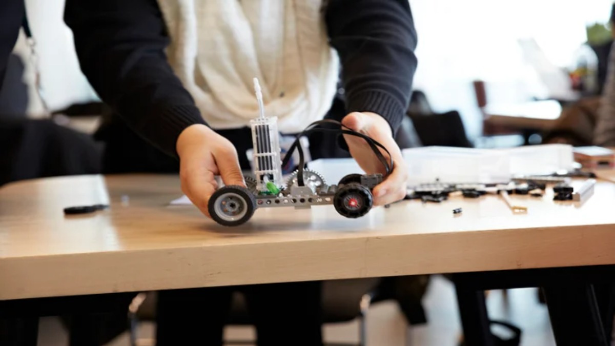 Students will compete to build hydrogen-powered LEGO vehicle