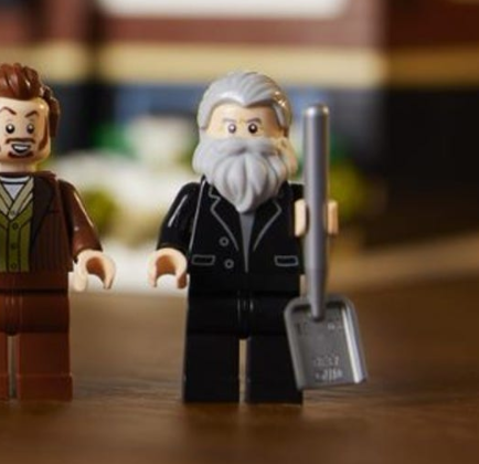 Comparing LEGO 21330 Home Alone minifigures to the movie
