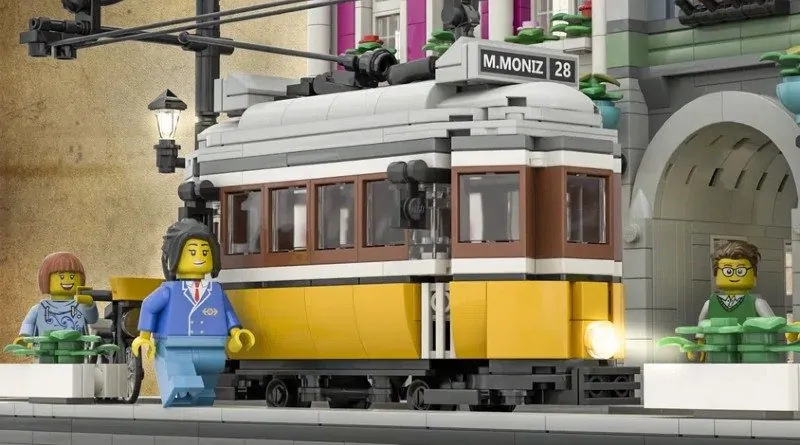 The LEGO Ideas Lisbon Tram has reached 10K supporters