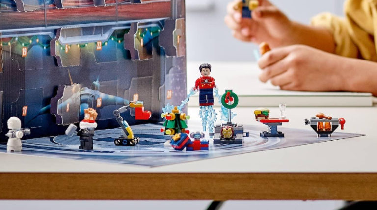 Which mini LEGO Marvel sets are in 76196 The Avengers Advent Calendar?