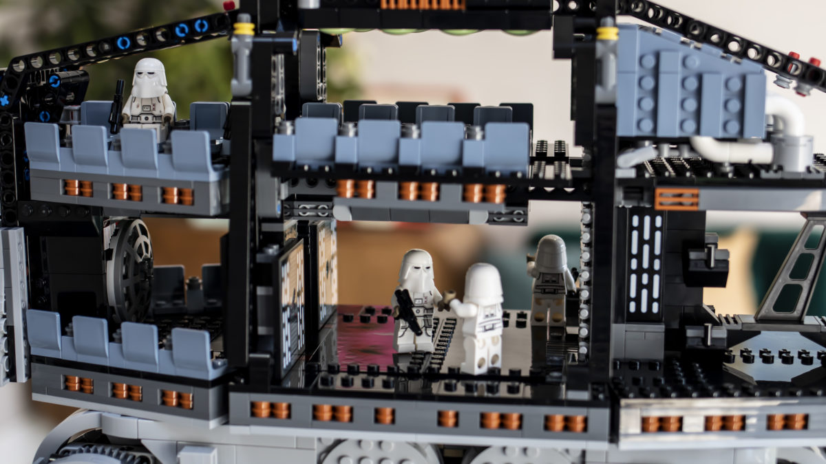 LEGO Ultimate Collector Series 75313 AT-AT - 10 Easter eggs