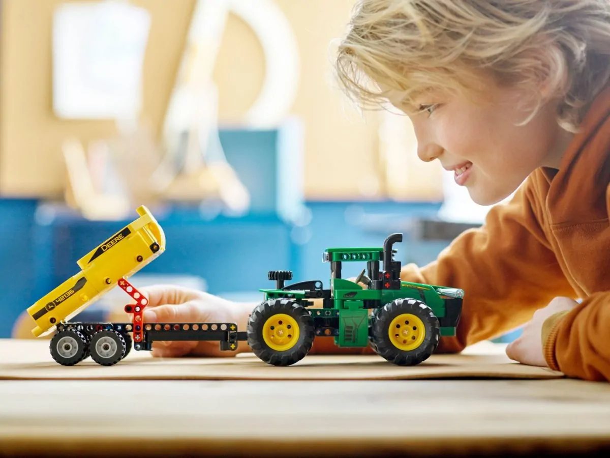 LEGO Technic 42136 John Deere 9620R 4WD Tractor revealed