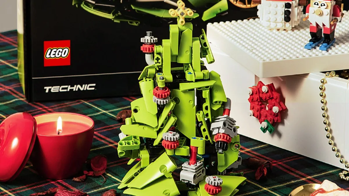 LEGO China rebuilds Christmas trees with CITY and Technic