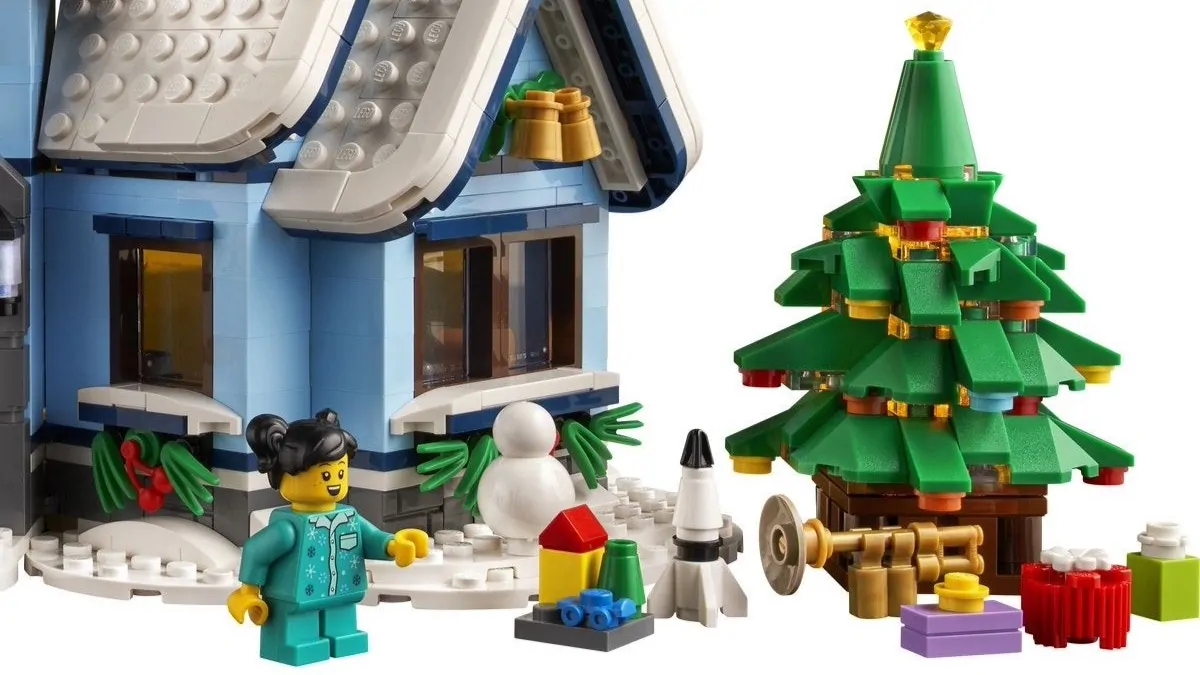 LEGO 10293 Santa’s Visit's Xmas tree has a hidden function
