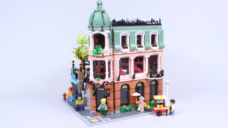 LEGO DC Arkham Asylum piece count points toward modular set