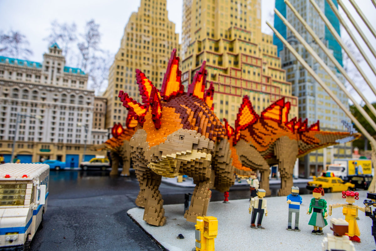 Jeff Goldblum tours dino Miniland at LEGOLAND California