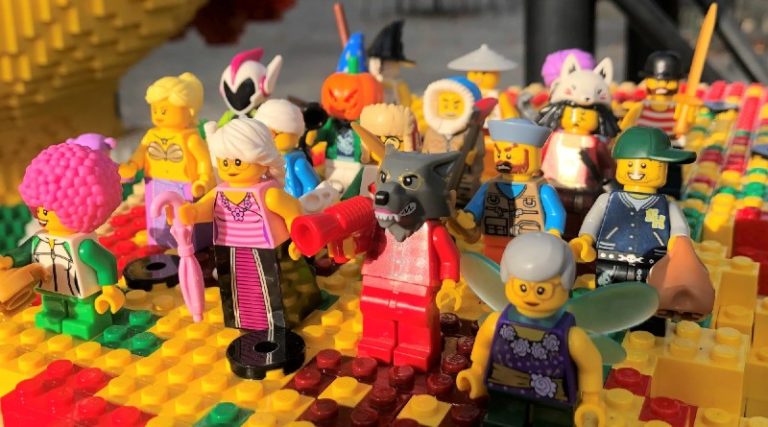 Boost your minifigure collection with a new LEGOLAND California bundle