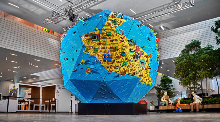 Globo gigante da LEGO revelado quando as crianças reconstruíam o mundo