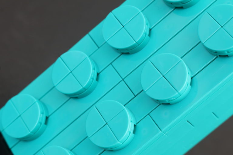 VIP Weekend LEGO 5006291 2×4 Teal Brick review