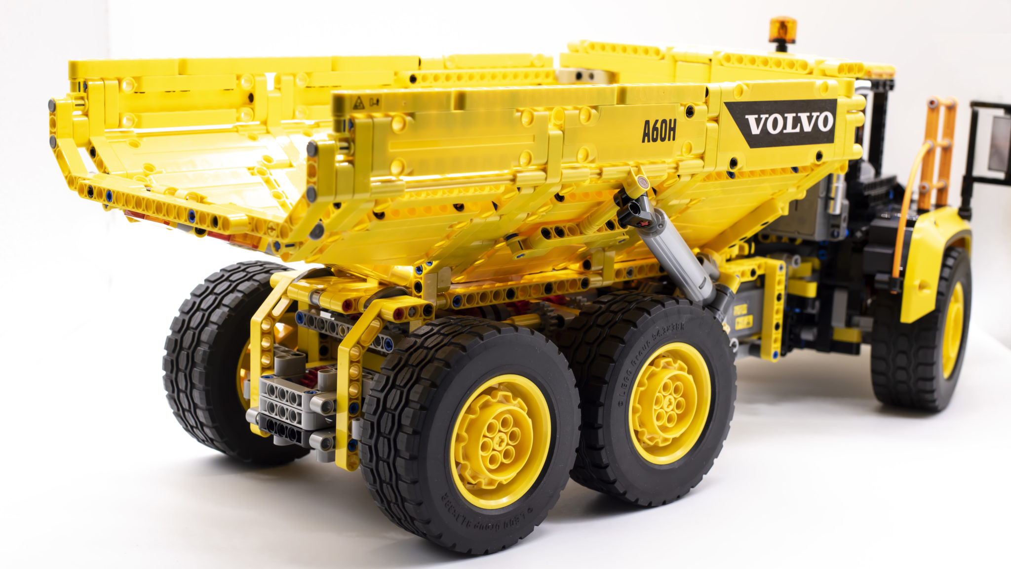 LEGO Technic 42114 6x6 Volvo Articulated Hauler review