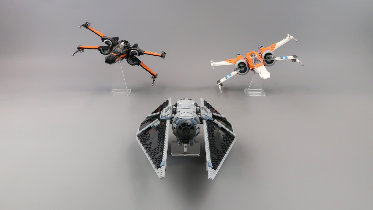 Last chance: three free LEGO display stands with iDisplayit